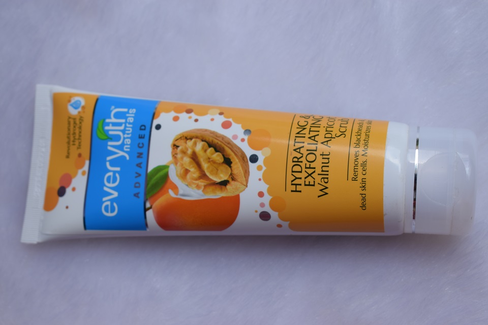 Everyuth Naturals Hydrating & Exfoliating Walnut Apricot Scrub : Review ...